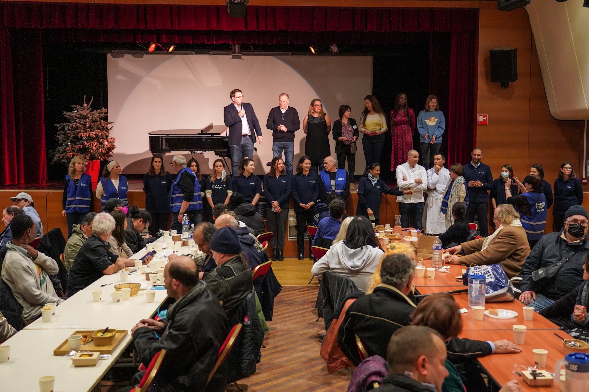 Un repas exceptionnel servi par le Hyatt Etoile dans le cadre des repas ...
